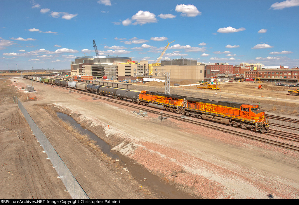BNSF 5653 Leads M-OMALIN4-06